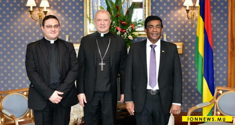 Mgr Paolo Rocco Gualtieri fait ses adieux à Pradeep Roopun