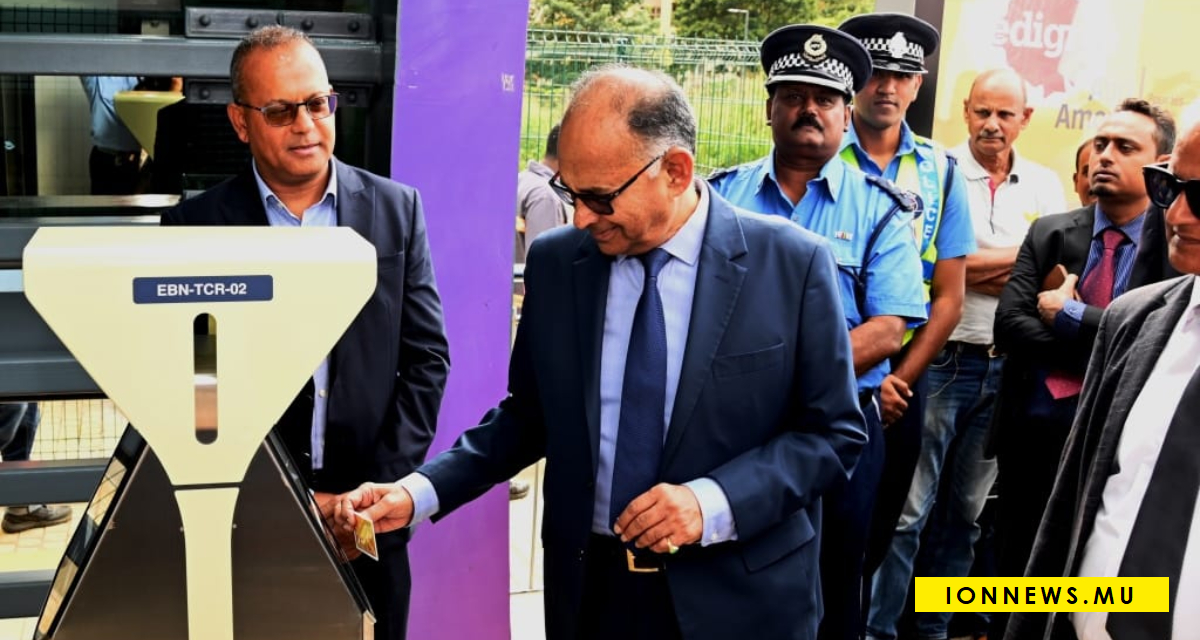 Metro Express : Alan Ganoo inaugure le guichet de Phoenix Mall et la ...