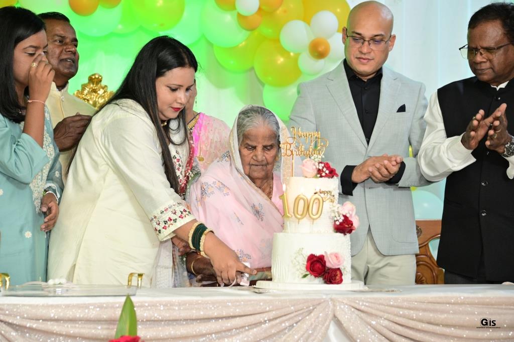 Ganeeka Koober fête son 100e anniversaire dans un temple à Triolet