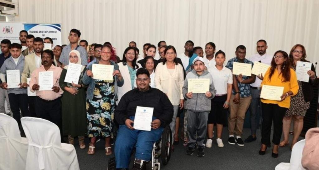 Remise de certificats à 54 diplômés du programme de formation pour les ...