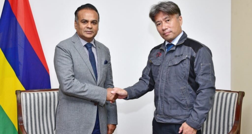 Le professeur adjoint Tojo rend visite au ministre Ramful pour discuter ...