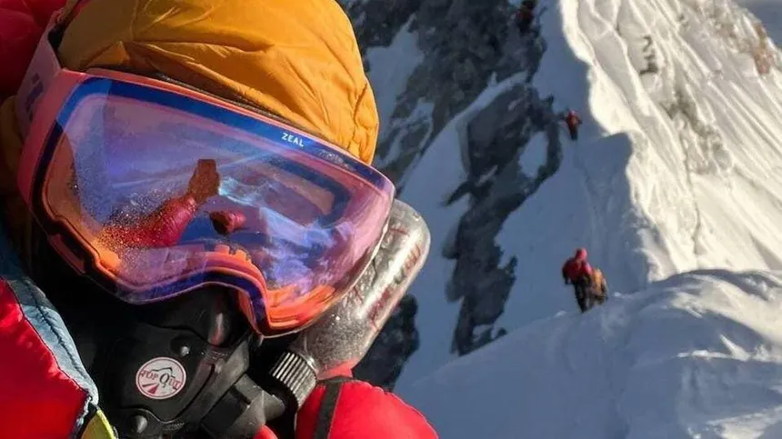 Plus de 1 000 alpinistes au sommet de l'Everest, une saison record sur ...